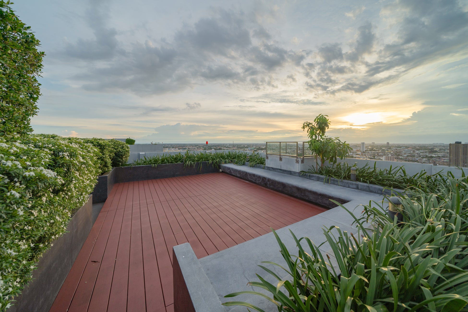 Best flat roof systems for rooftop gardens - easy guide